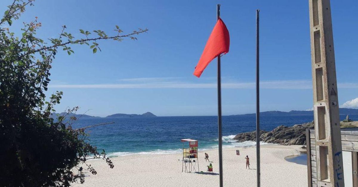 Una rotura de una cañería obligó a cerrar la playa de O Fortiñón