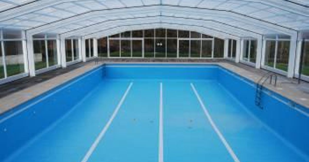 Avión adapta su piscina para usarla todo el año