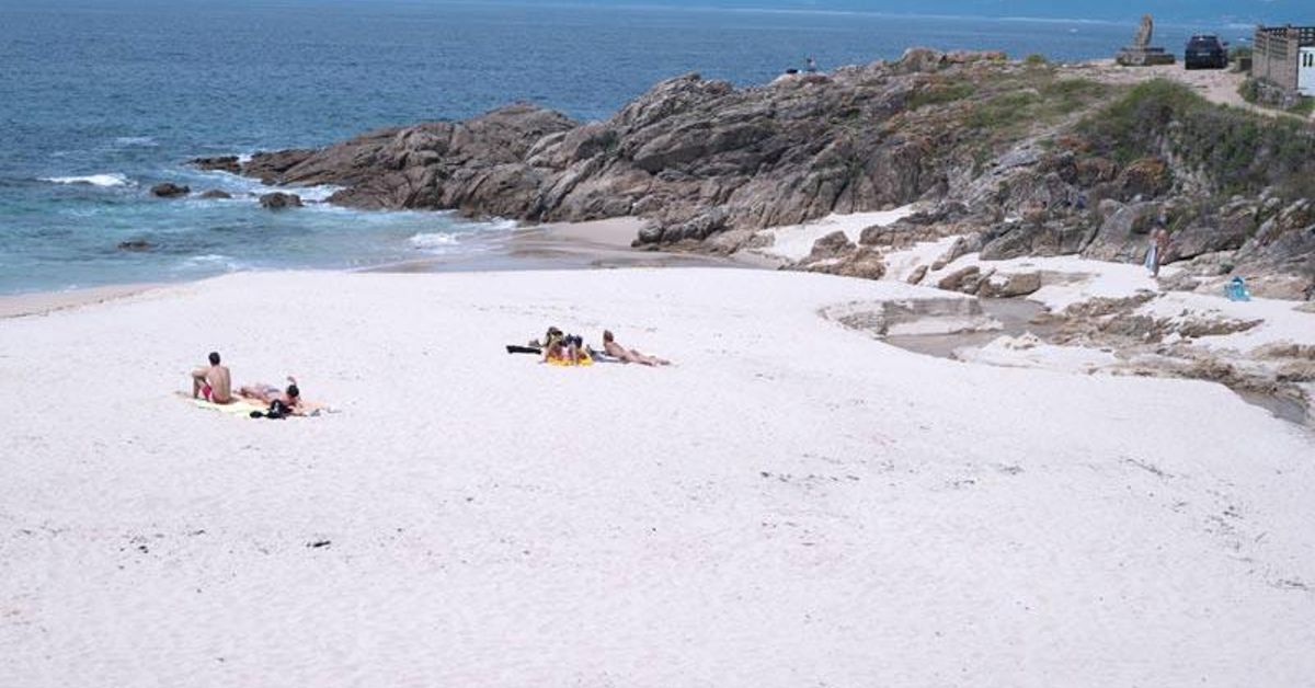 La playa de O Fortiñón de Vigo reabre al baño
