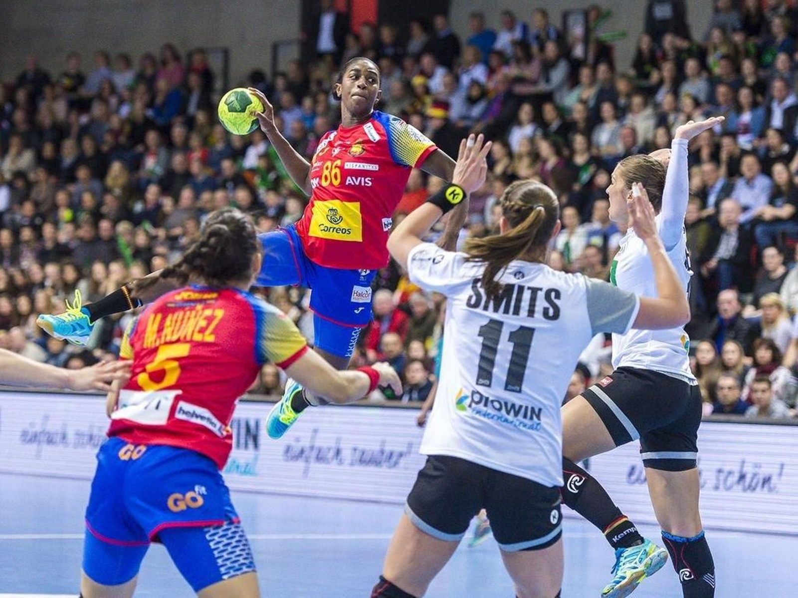 Sara Gil debuta con tres goles en la derrota de España