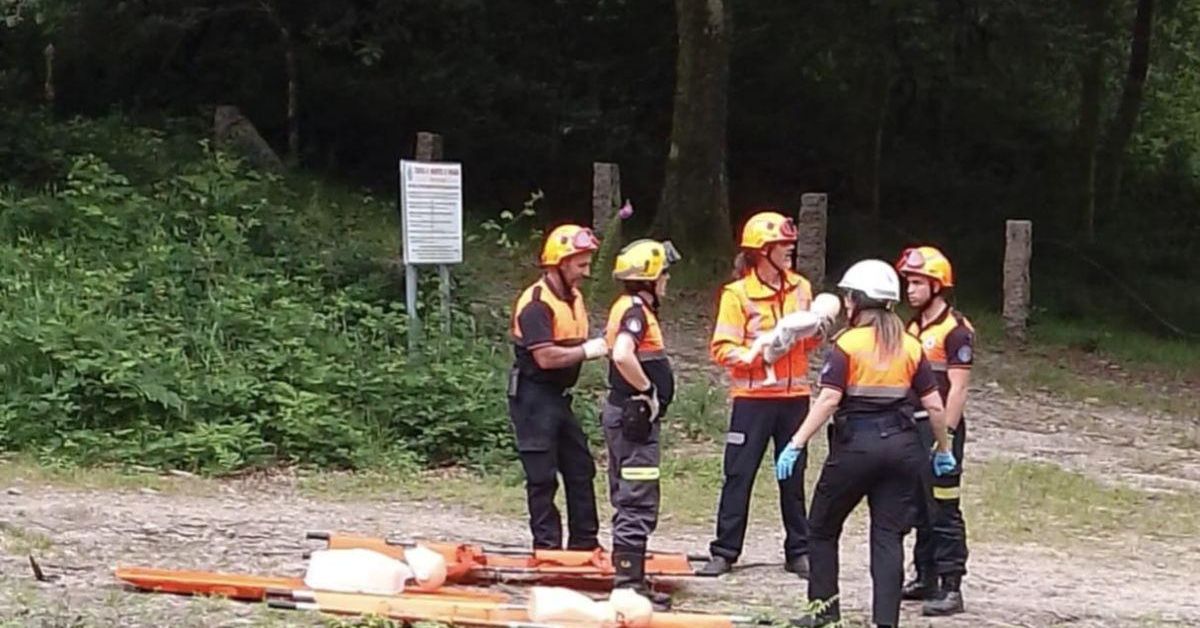 Cinco atrapados y un accidente en el incendio más complicado