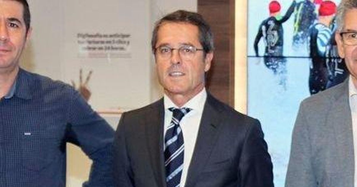 Surís deja la presidencia, que tiene tres candidatos