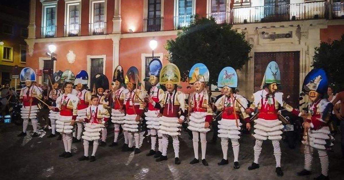 Los cigarrones llevaron su magia a las rúas sevillanas