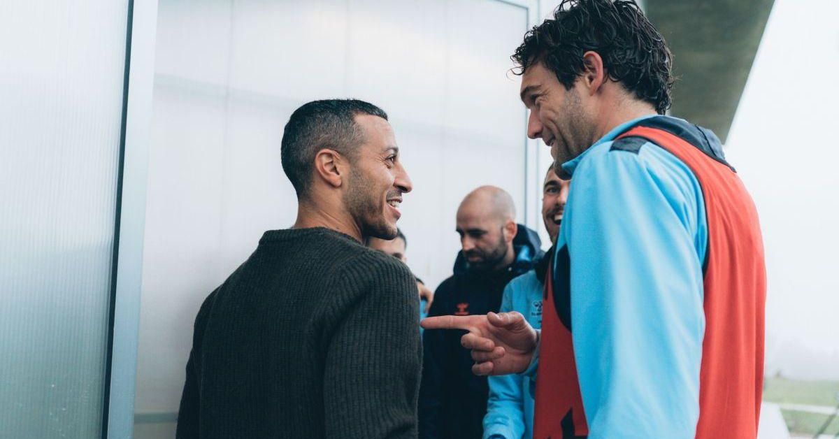 Los hermanos Thiago y Rafinha Alcántara, en Mos para saludar