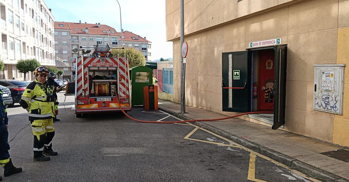 Simulacro de incendio en el CEIP Filomena Dato, en A Valenzá