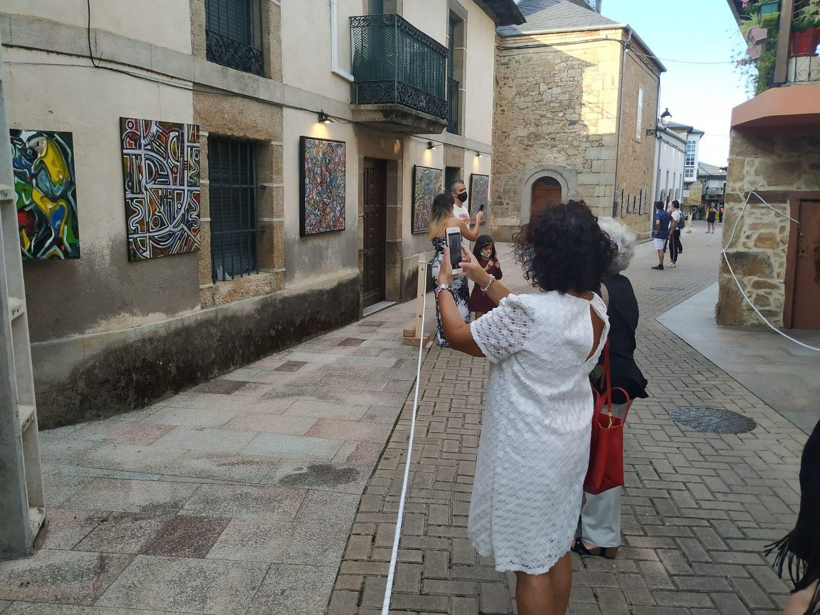 El arte toma la calle en el casco antiguo de Petín