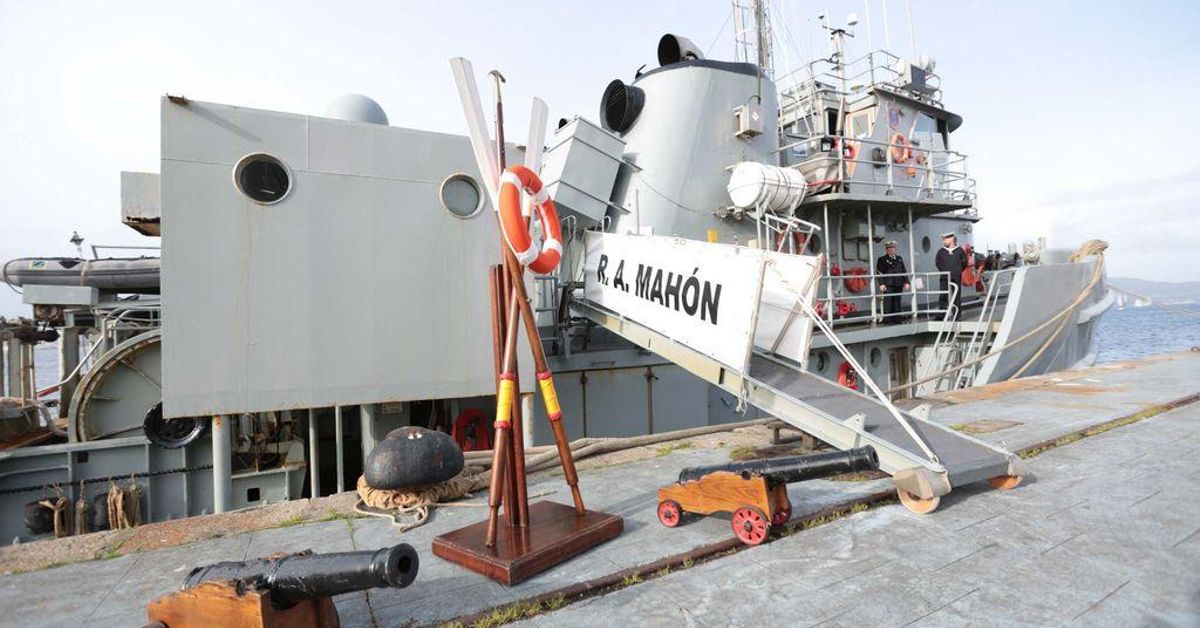 Puertas abiertas en un remolcador de la Armada