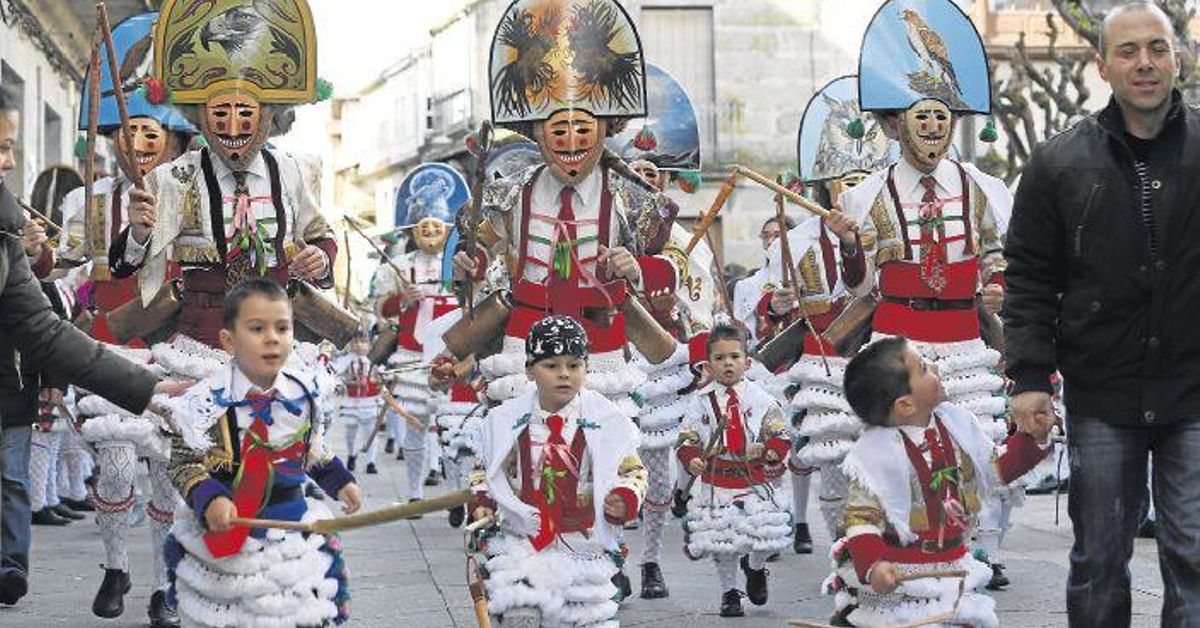 El "saludo" de los cigarrones da rienda suelta al Entroido