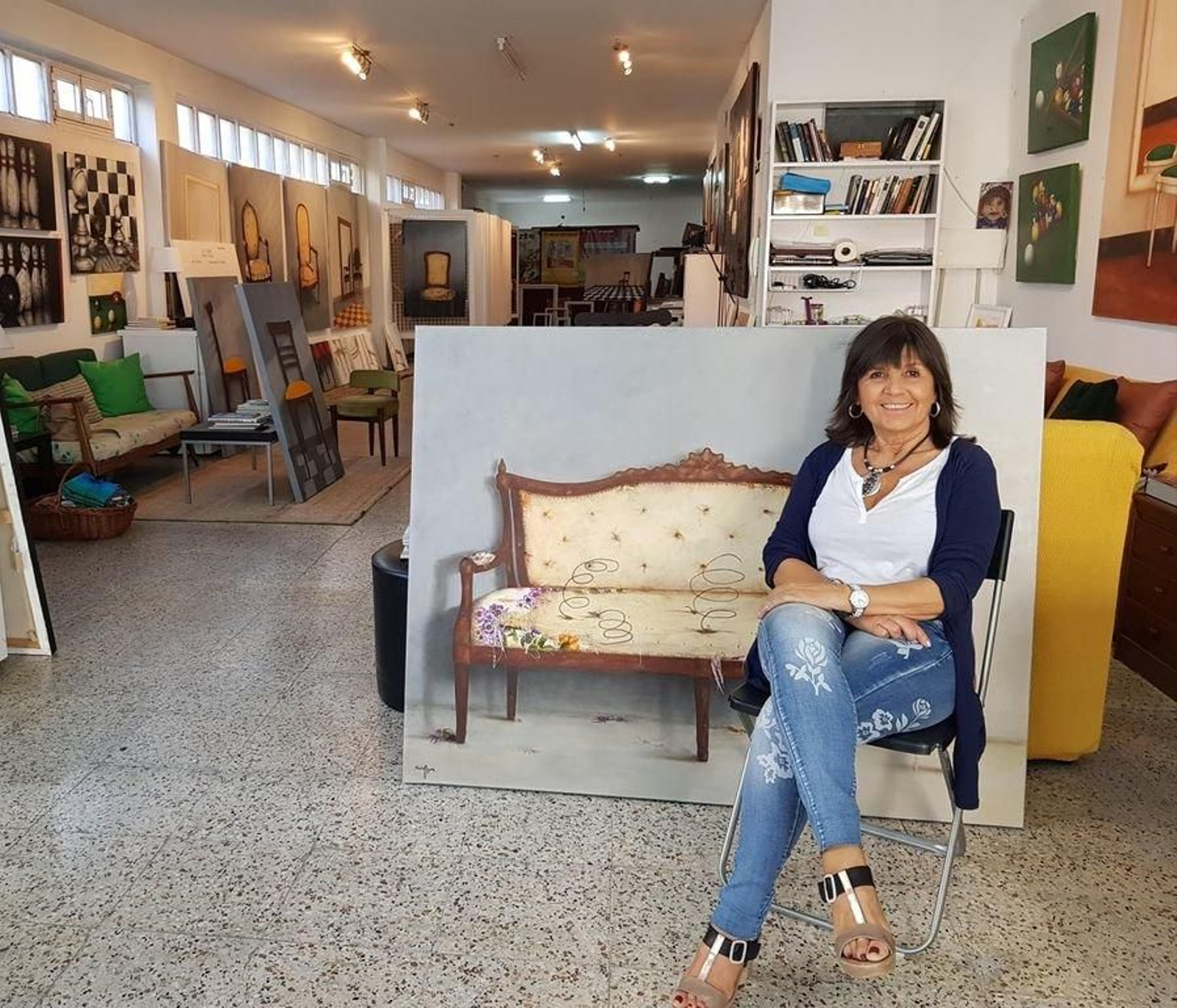 'Sillas' con firma de la pintora Chelo Rodríguez