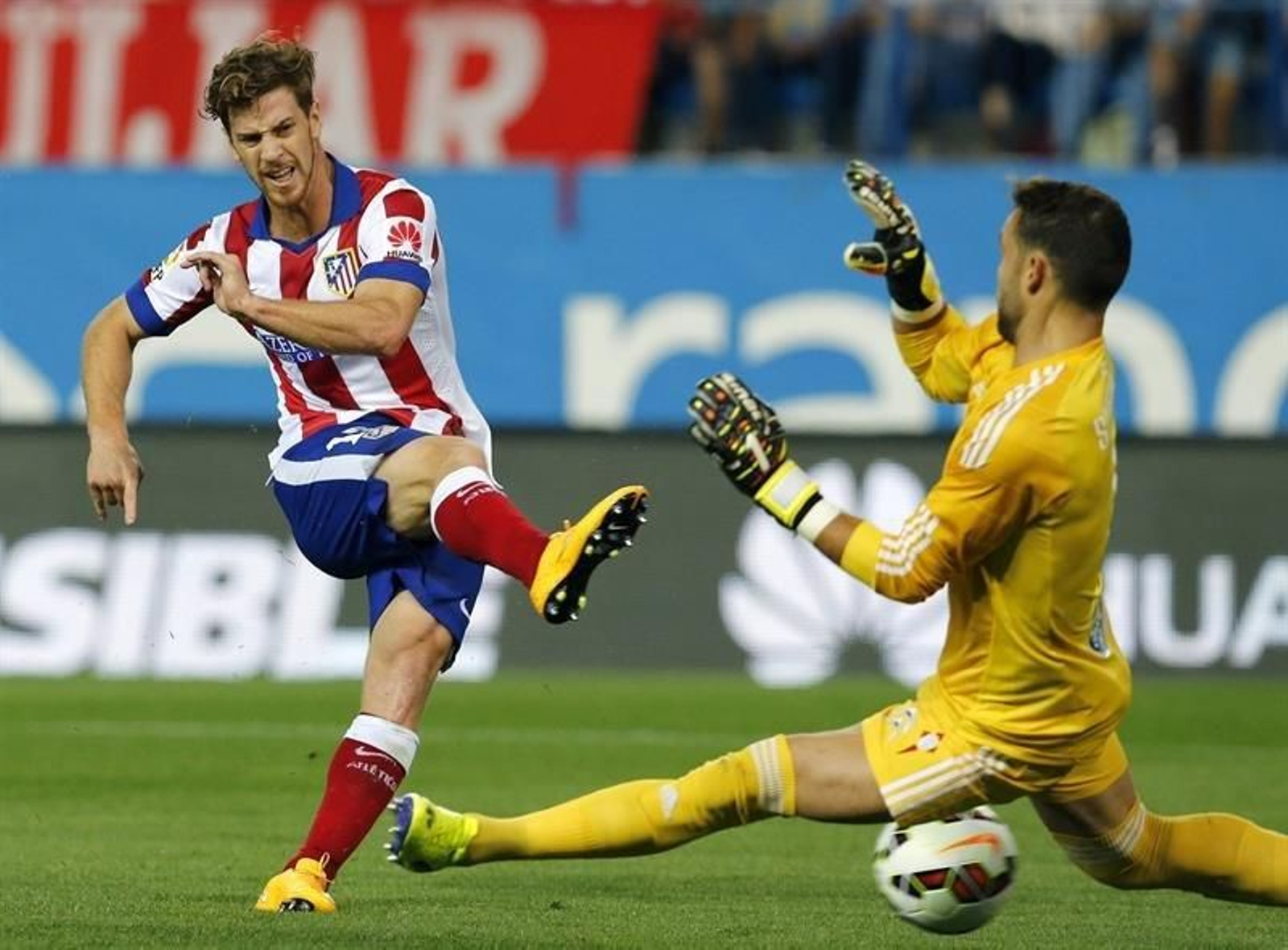 Sergio contiene al Atlético