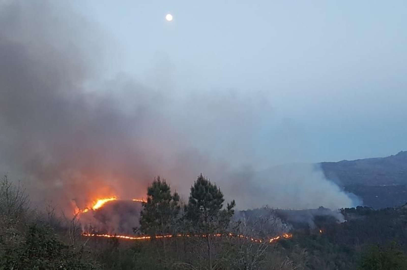 Más de 100 hectáreas quemadas en un incendio activo en Lobios