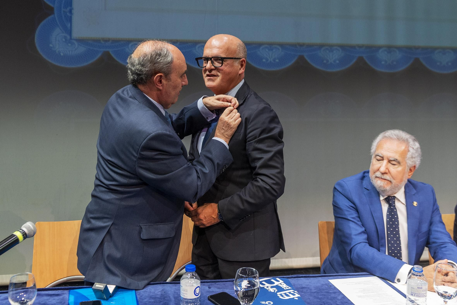Manuel Baltar recibe la insignia de oro de la Asociación Nacional de Profesionais da Ensinanza
