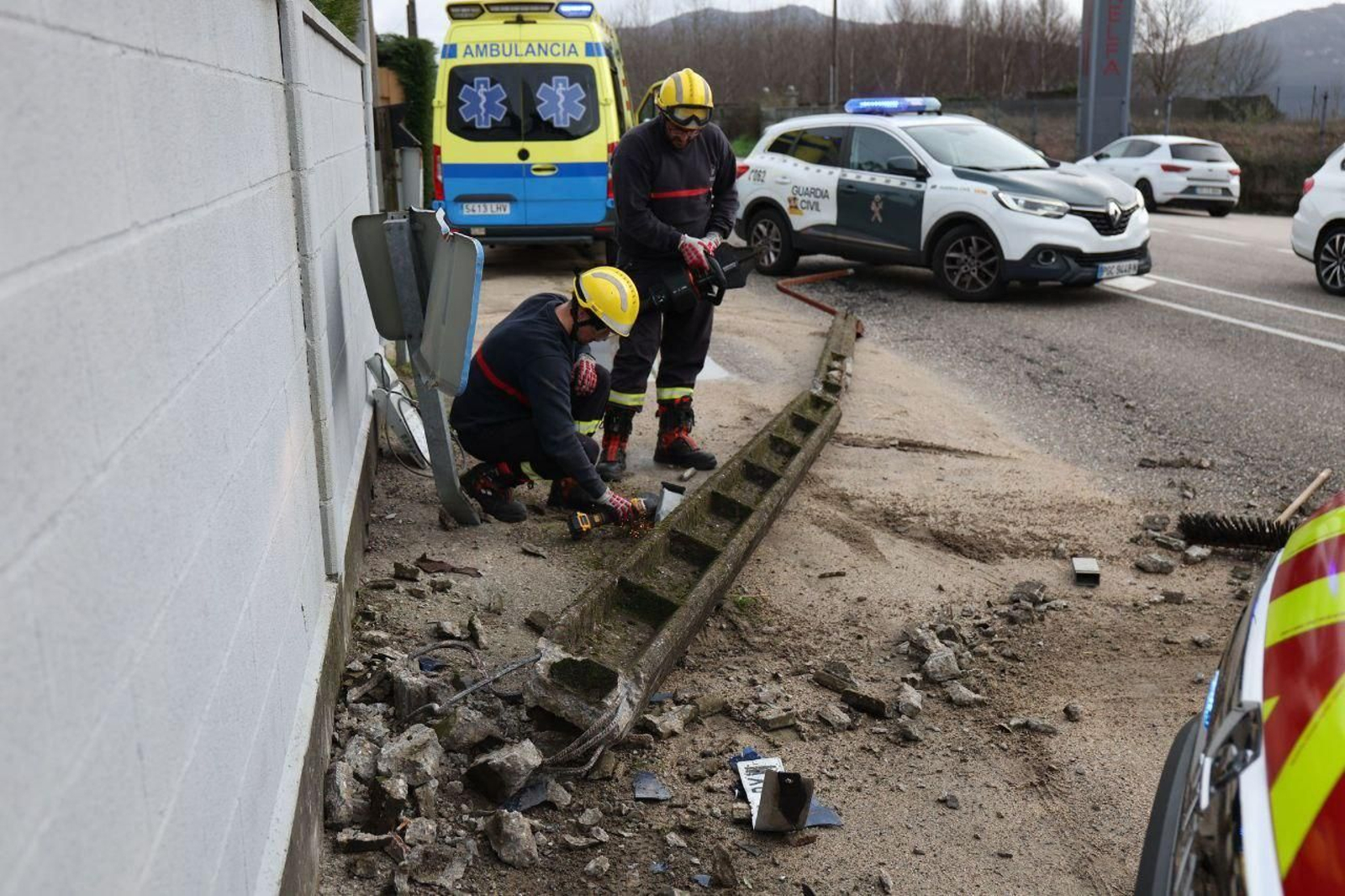 Un coche se empotra contra un muro y derriba un poste de la luz en Mos
