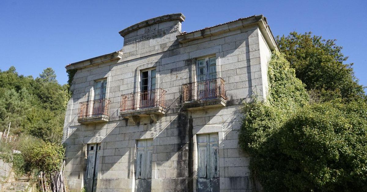 Las Escuelas Pías de Riobó, en Cenlle, se unen al patrimonio en ruinas ...