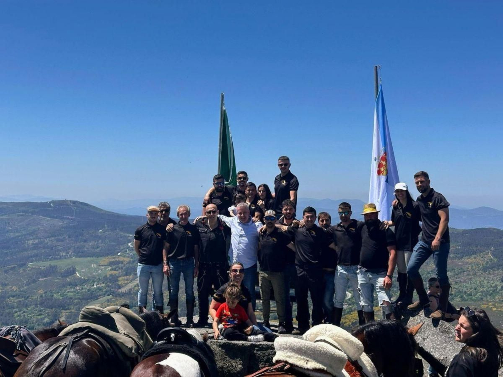 El izado de banderas anuncia el Curro do Pedroso