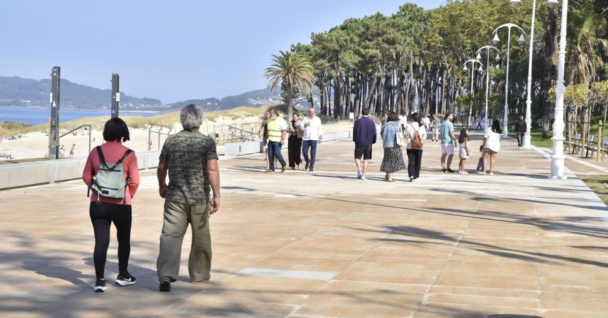 Samil estrena el paseo con el que se recuperará el sistema dunar
