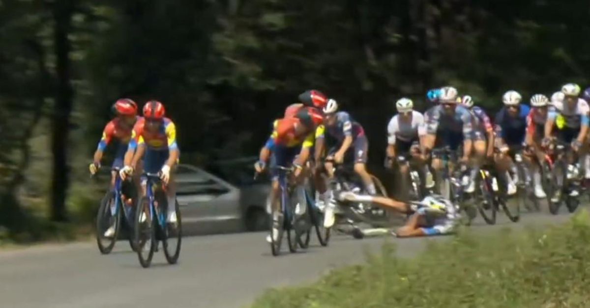 Los ciclistas Javier Romo y Edward Planckaert caen tras la intromisión de un espectador ...