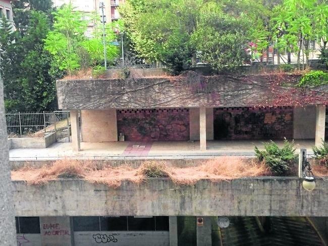 Un parque infantil muy sucio y sin niños
