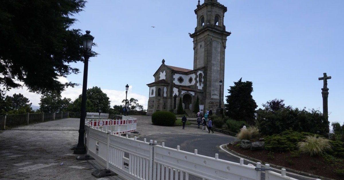 El paseo que rodea la capilla de A Guía en Vigo, un año cerrado