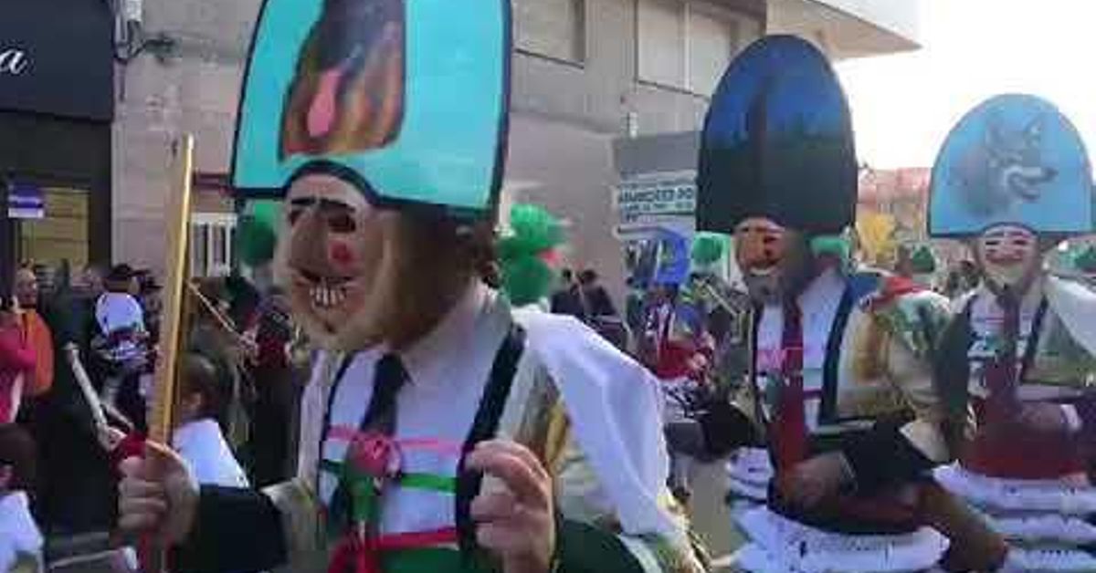 Los cigarrones ponen orden ante una multitud en el Domingo Corredoiro