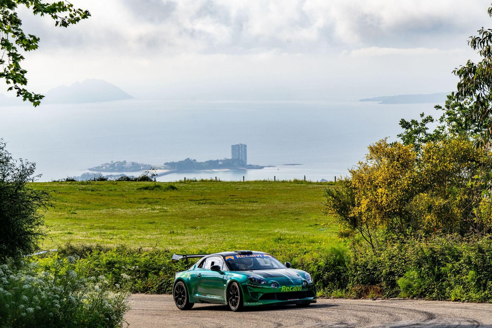 Hot 40 porn the girl is so slim at 88 lbs but she has a