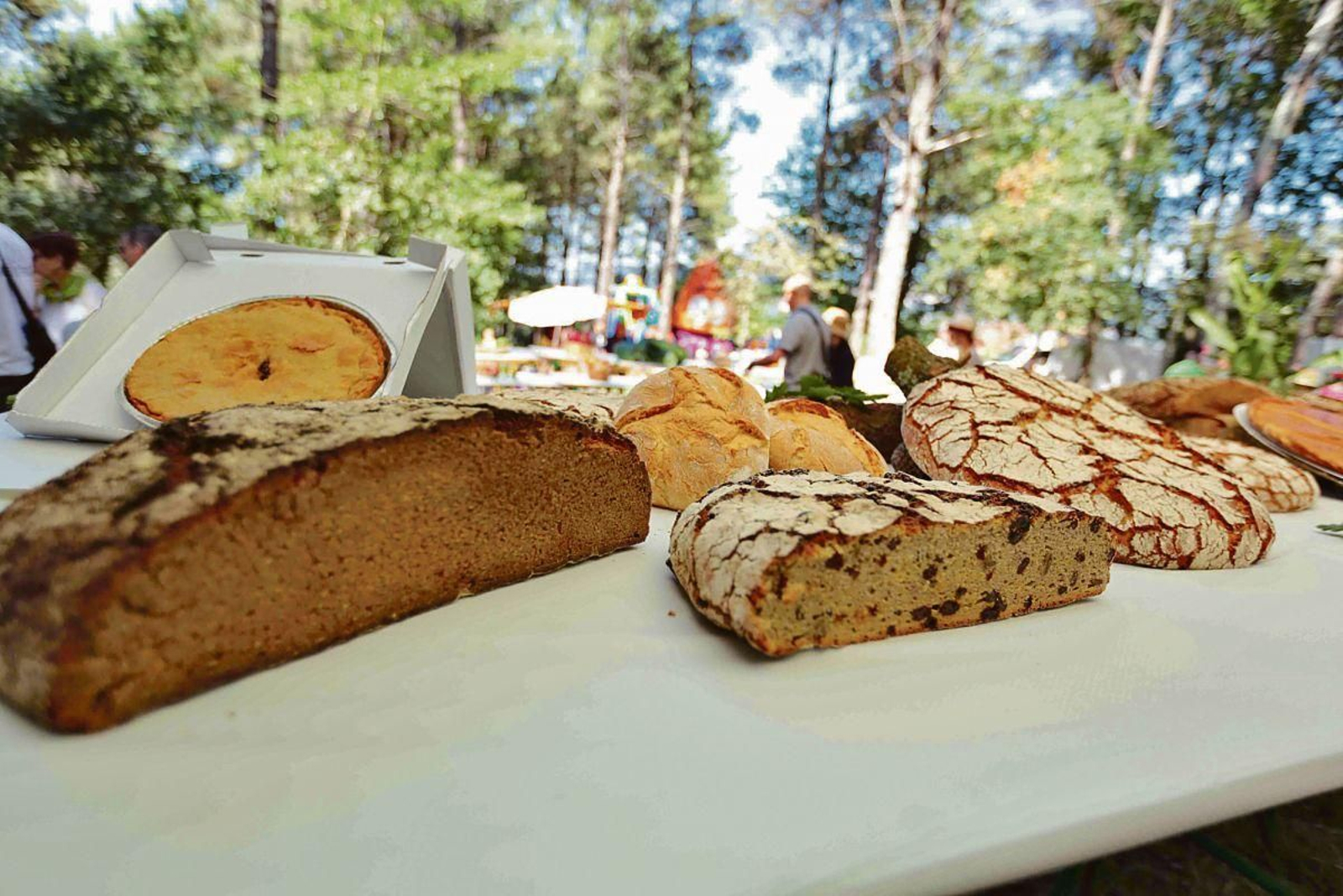 Cabral celebra su romería con pan de millo, sardinas y pulpo