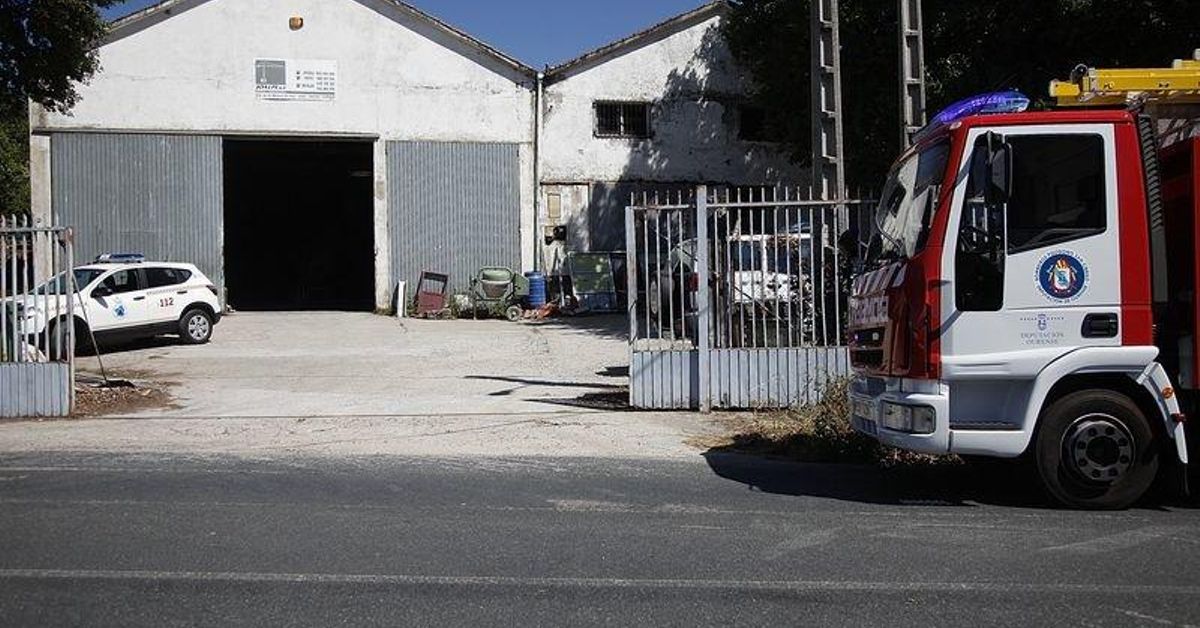 Un incendio calcina una nave industrial en Xunqueira de Espadanedo