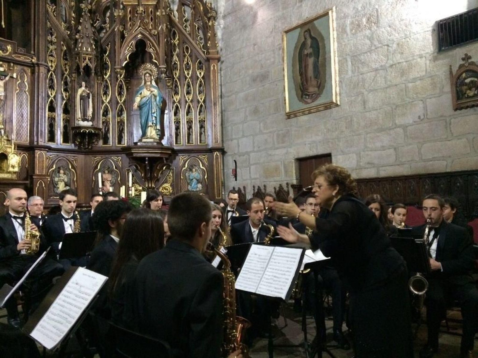 Los saxos llenan el atrio de Santiago