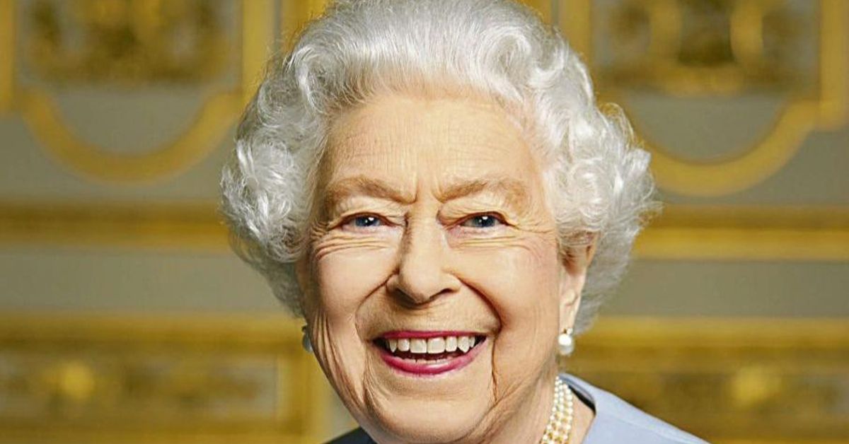 El último retrato de la reina Isabel, serena y con sus joyas favoritas