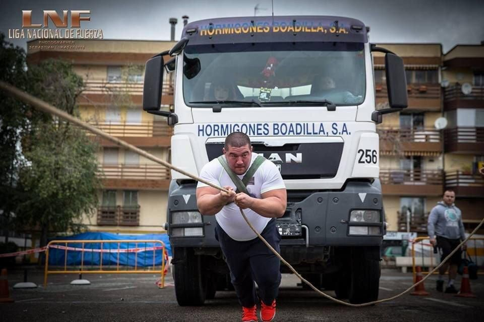 El hombre más fuerte de España se exhibe en Ifevi