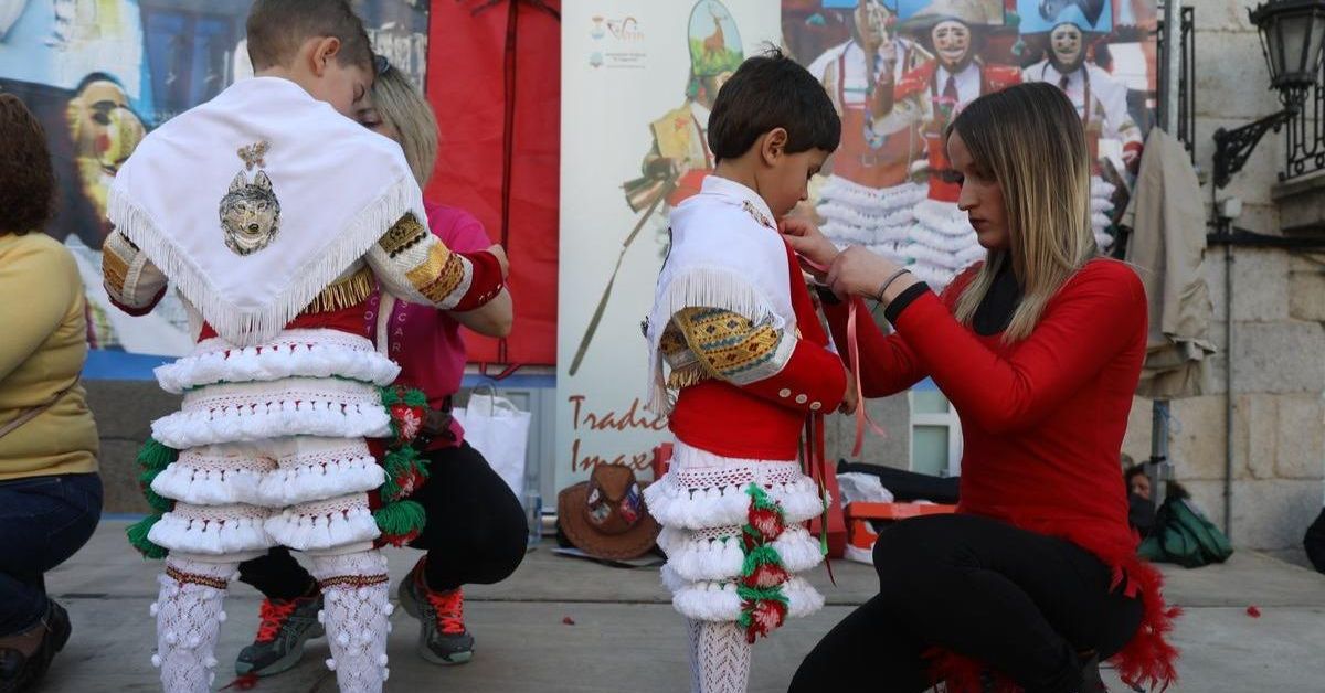 Ocho nuevos cigarrones cumplen con la tradición