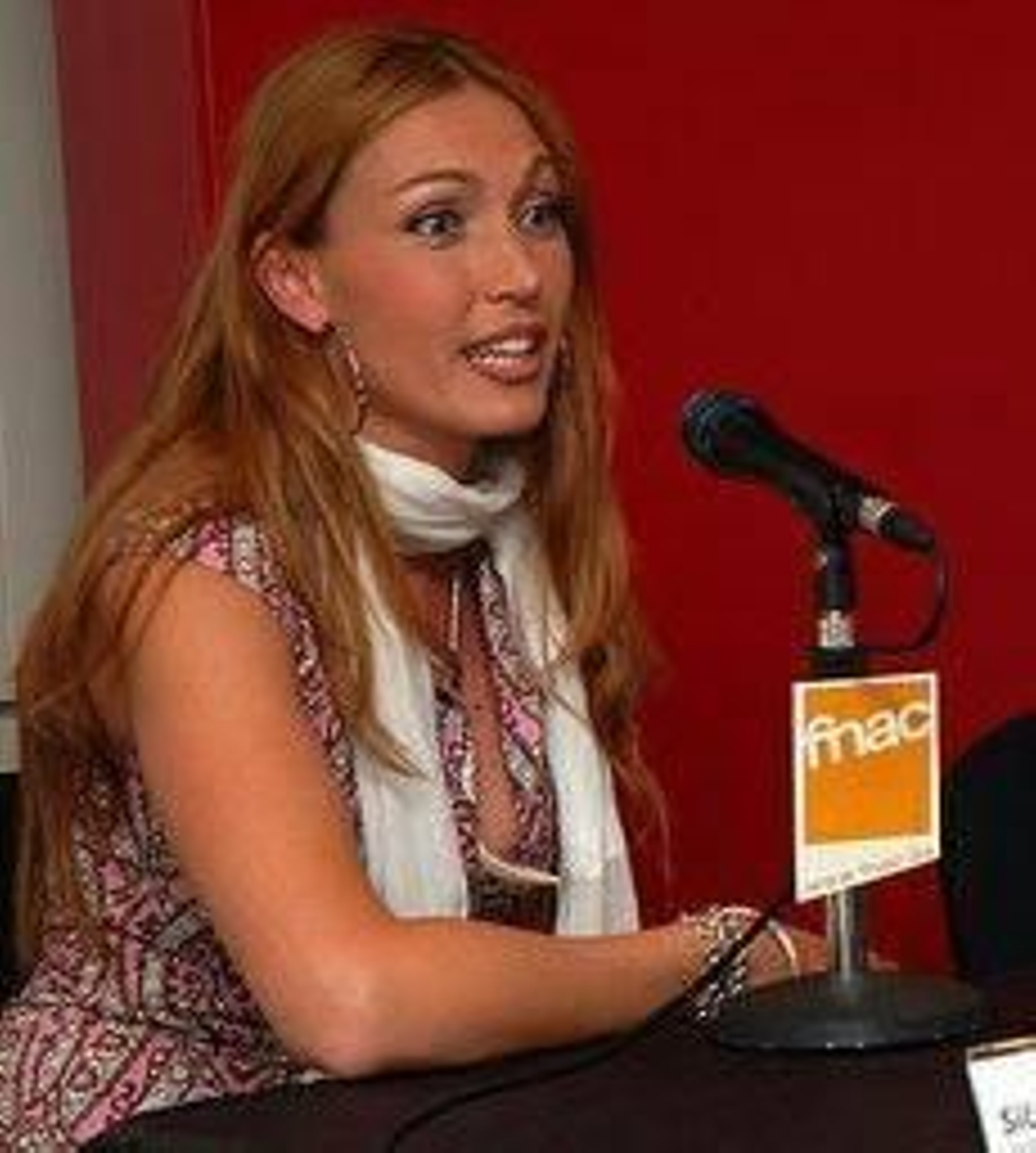 Apoyo y prólogo de la televisiva silvia fominaya