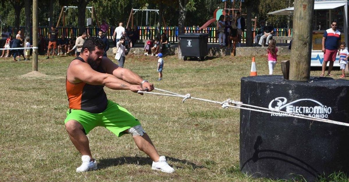 El hombre forzudo también estuvo en las fiestas de Teis