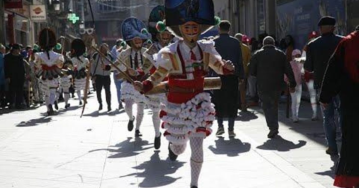 Llegó el día, los cigarrones toman las calles y plazas de Verín
