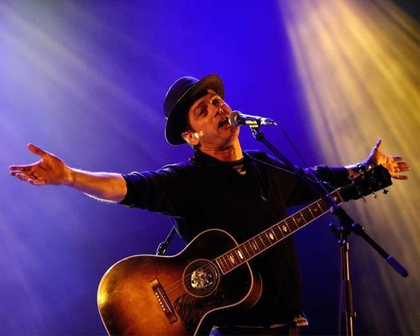 Juan Perro llega a Ourense con casi cuatro décadas de canciones