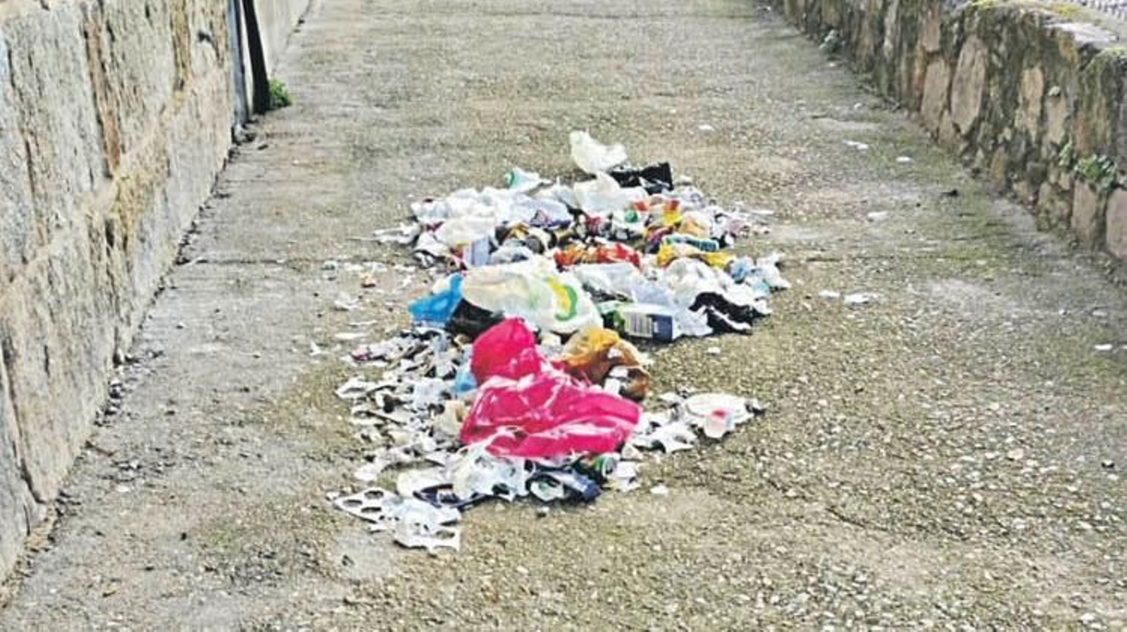 La calle Alejandro Pedrosa, siempre llena de basura
