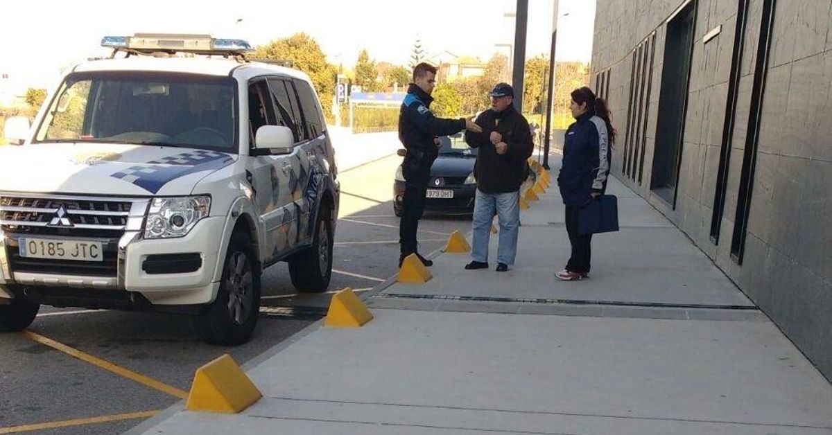 La Policía Local está multando a los vehículos mal estacionados en el ...