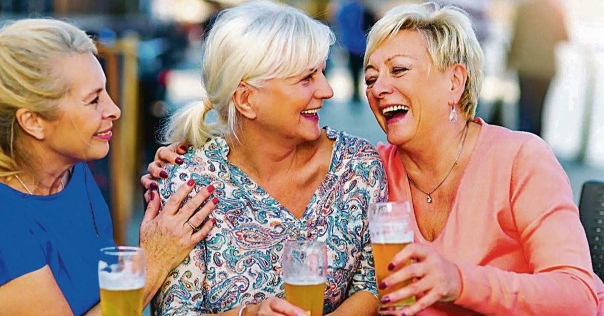 Las canas “lucen” en ellos y “han de ocultarse” en ellas