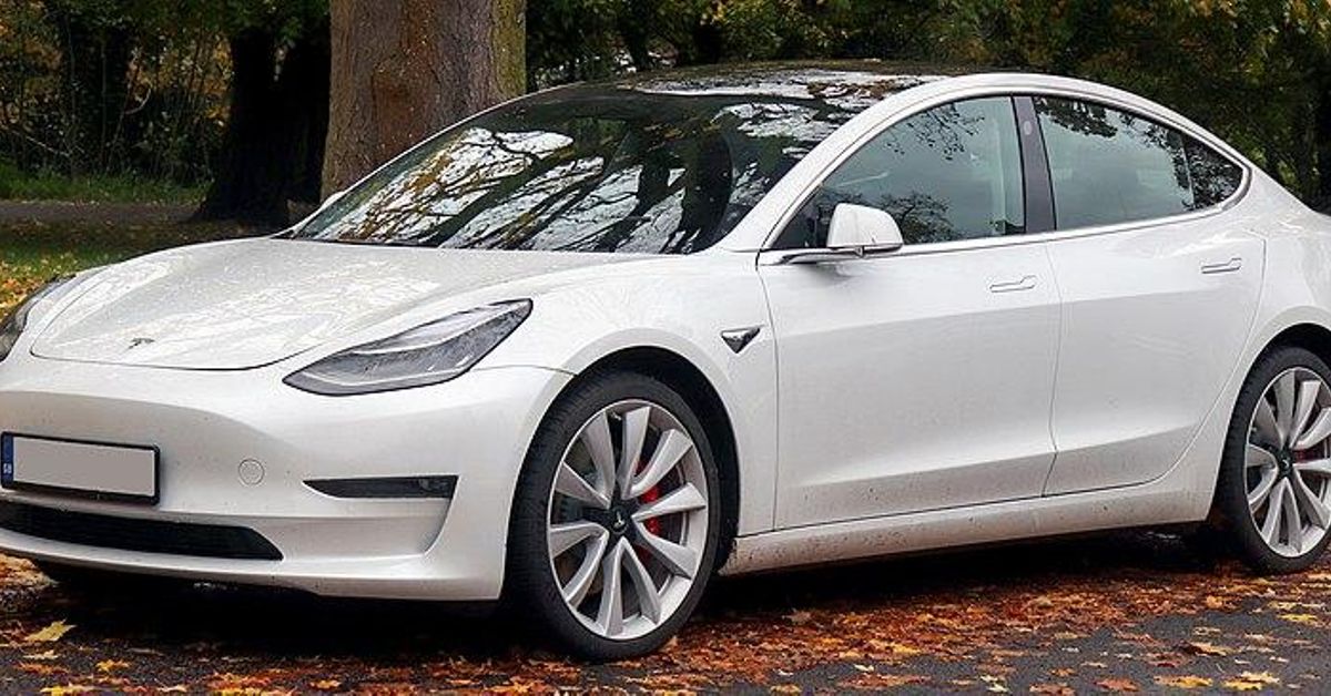 Destrozan el Tesla del streamer y youtuber Sezar Blue en pleno directo