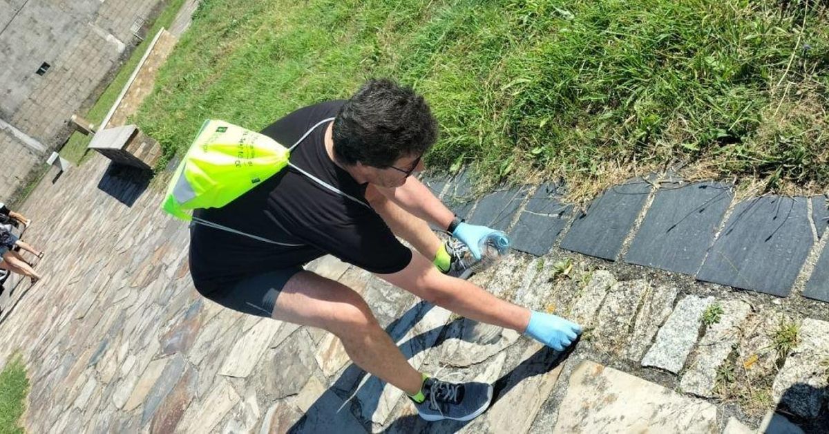 El reto ourensano de recoger colillas en playas de la Mariña