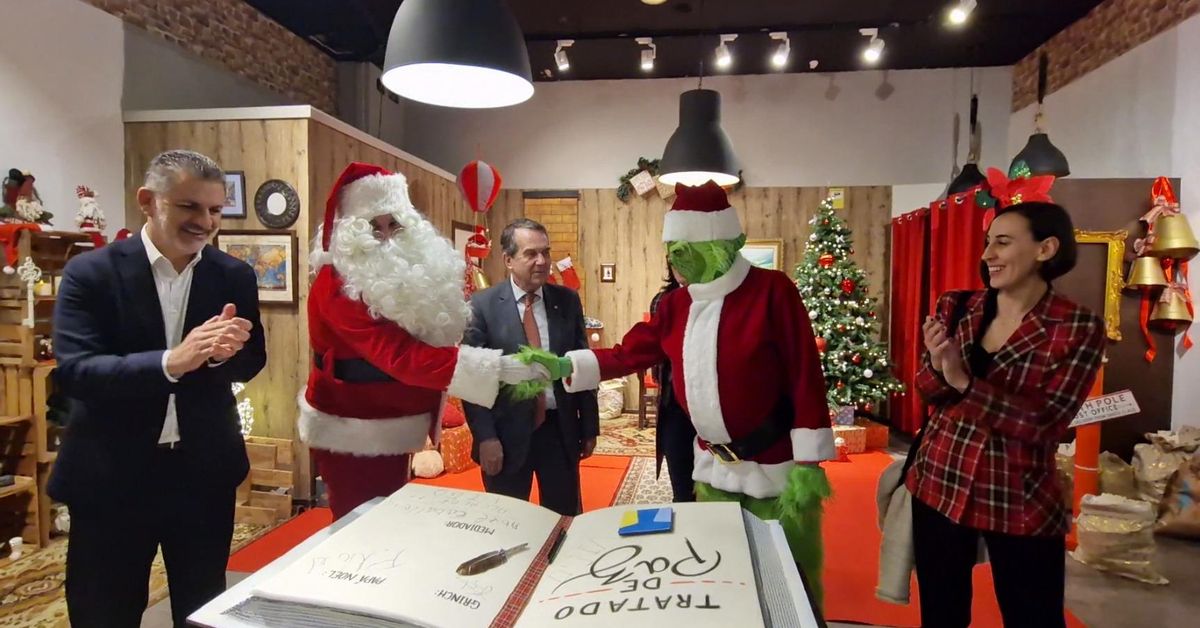 El Grinch y Papá Noel firman la paz por Navidad en Vigo