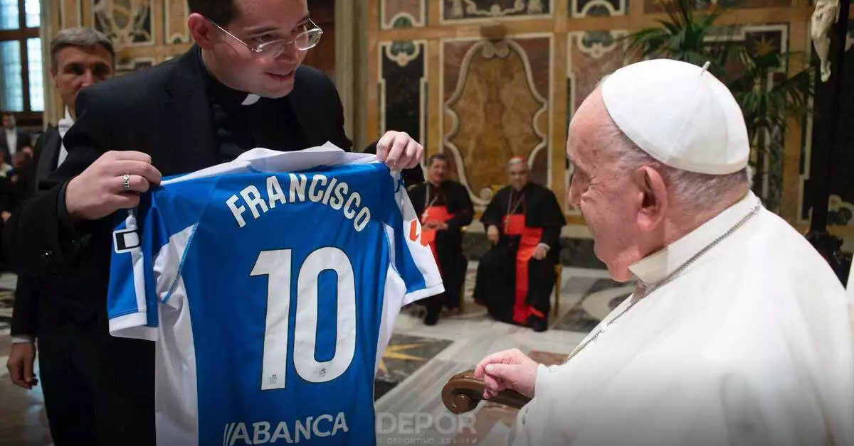 Un sacerdote ourensano regaló al papa Francisco una camiseta del Dépor ...